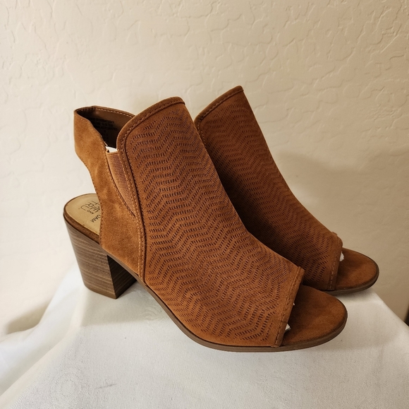 Time and Tru | Shoes | Nwt Time Tru Memory Foam Stacked | Poshmark